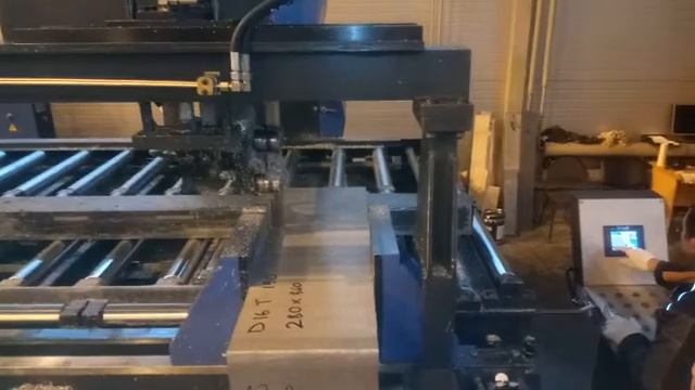 Раз заготовки на вертикальном станке д16т