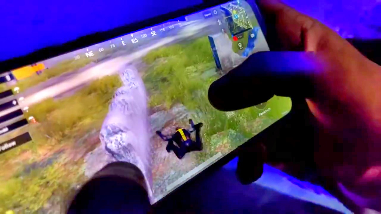 Забавный игрок Pubg, летящий в земле