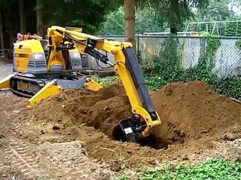 Проведение демонстрационных работ техникой Brokk. Выемка грунта ковшом
