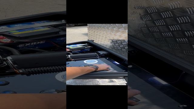 Прицеп на пневмобалонах поднимает и опускает раму для загрузки техники