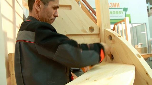 Сборка деревянной лестницы, модель 91