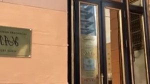 Ксения Собчак вышла на прогулку в мини-юбке