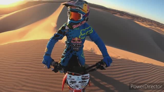 По песчанным дюнам на мотобайке