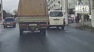Перестроился и остался без зеркала. ДТП на Октябрьском.