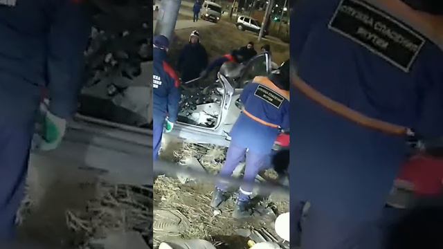 Якутские спасатели больше часа вырезали людей из раскуроченной машины, попавшей в жуткую аварию 🚘👨