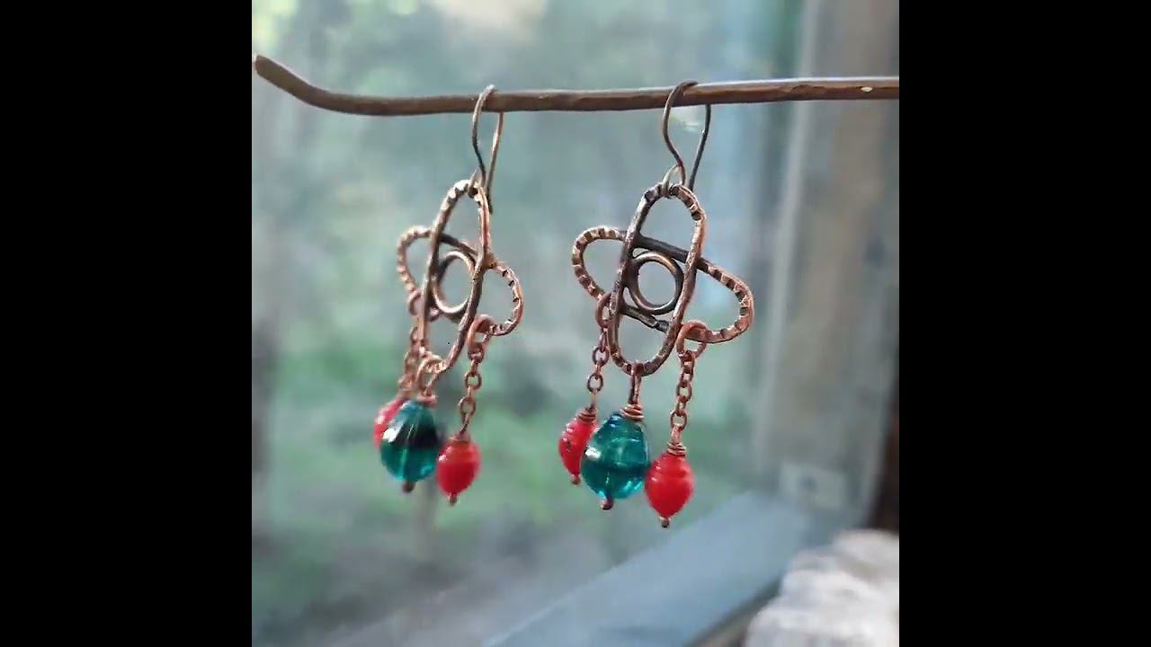 Медные серьги с подвесками из зелёного стекла и красных кораллов