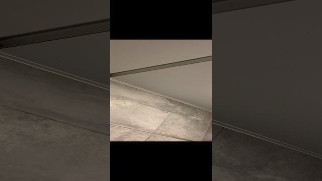 Как выглядит скрытый однорядный карниз на натяжном потолке в ванной