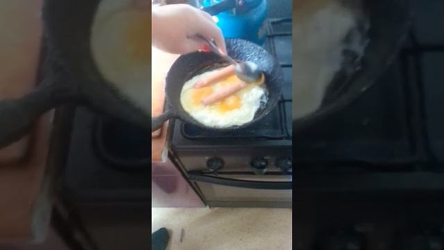 жарится яичница