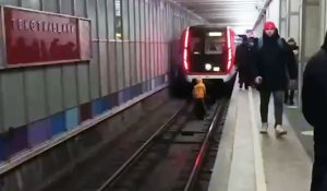 В Москве пассажир метро спас упавшую на рельсы женщину / События на ТВЦ