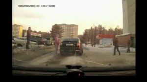 Драка со стрельбой между водителями во дворе.