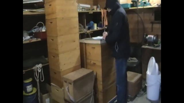 Опускаем ульи в омшаник