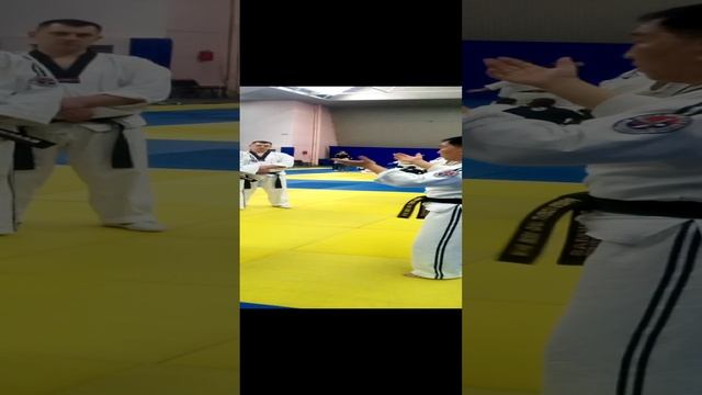 11 защита от попытки захвата двумя руками  спериди за плечи