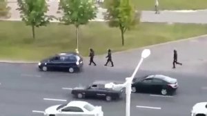 Сотрудники ОМОН бьют проезжающие машины