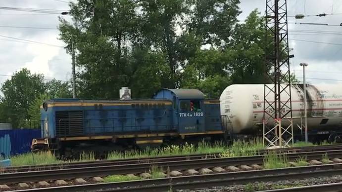 Тепловоз ТГМ4А-1929 вывозит наливной состав с подъездного пути АО 'НМЖК'