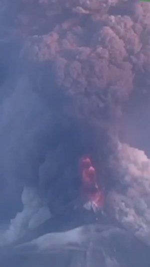 Ключевская сопка продолжает извергаться. Страшно красиво