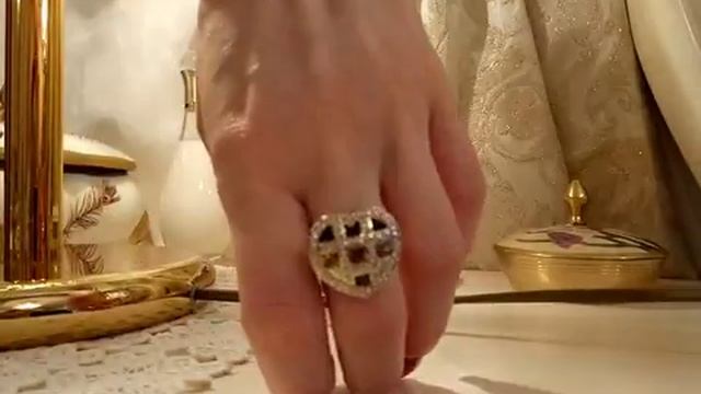 Крупные кольца из желтого золота.