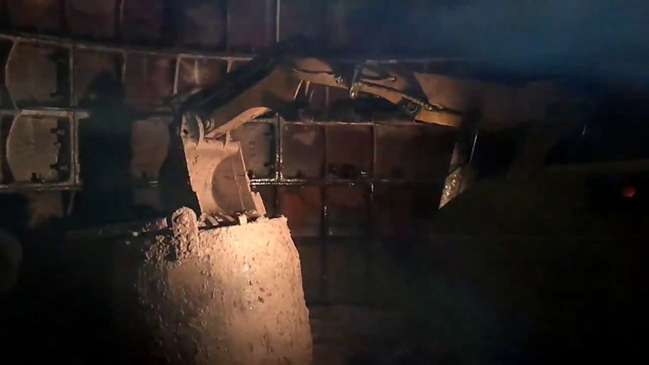 Робот Brokk 180.  Откопка породы в стволе