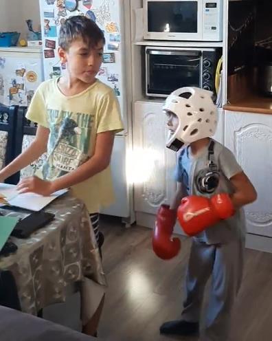 Даня пытается делать уроки