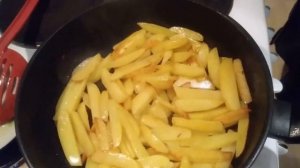 Картошка жаренная с луком и мясом за 40 минут