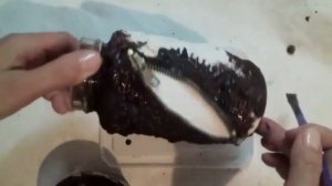 Сломанная молния, кофейные зерна и шпатлевка - все что нужно для декора.