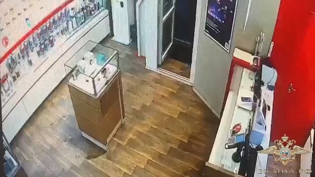 В Калининграде полицейские задержали подозреваемого в грабеже салона сотовой связи