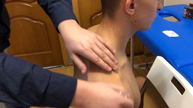 Наложение кинезио тейпов с целью стабиизации акромиально-ключичного сустава.