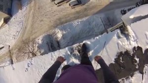 С пятиэтажки в снег