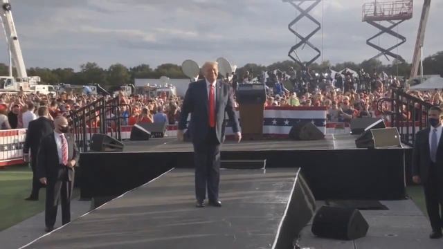 Трамп танцует. Tramp is dancing