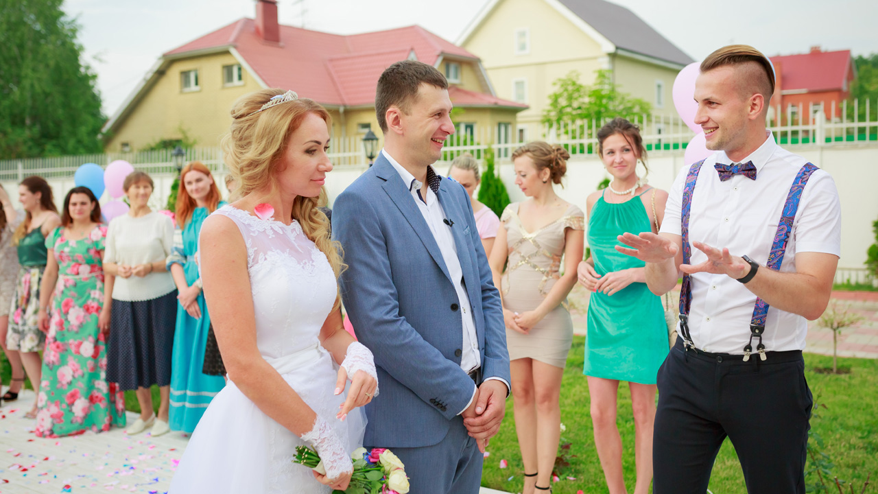 Ведущий Александр Ривас