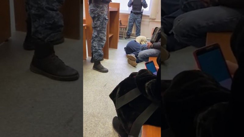 Меня как кусок мяса засунули обратно в суд