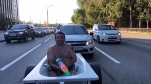 Мужик прокатился по городу в ванне с водой