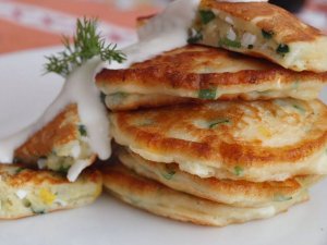 ЛЕНИВЫЕ ПИРОЖКИ С ЯЙЦОМ И ЗЕЛЕНЫМ ЛУКОМ ИЛИ ОЛАДУШКИ С НАЧИНКОЙ.