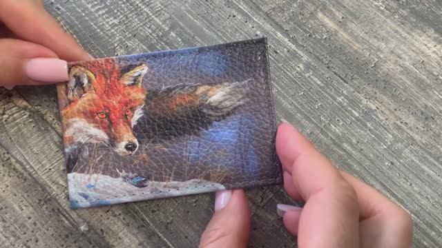 Лиса охотится на фазана - обложка для карточки из натуральной кожи с принтом. Подарок для девушки.