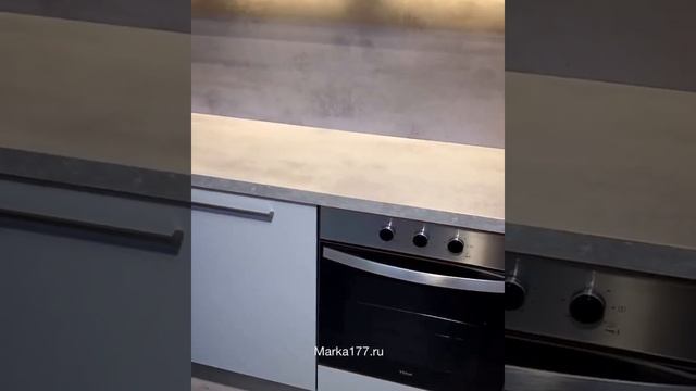 Угловая кухня с торцевой витриной и верхними шкафами в два ряда