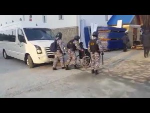 Три вооруженных силовика и одна монахиня на инвалидном кресле 14.04.2021 год.
