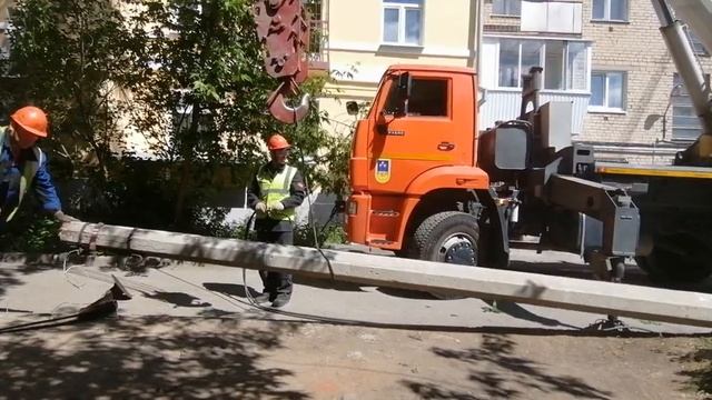 Демонтаж аварийной опоры по улице Лермонтова