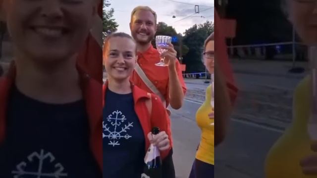 латыши пьют шампанское на месте разрушенного памятника победителям нацизма в Риге
