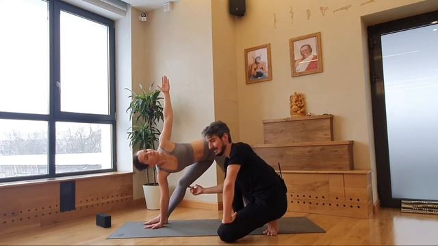 Триконасана. Гайд для новичков. Как сделать триконасану