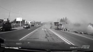 Большегрузы - Битва за жизнь! _ Аварии Грузовиков _ Аварии и ДТП (720p).mp4