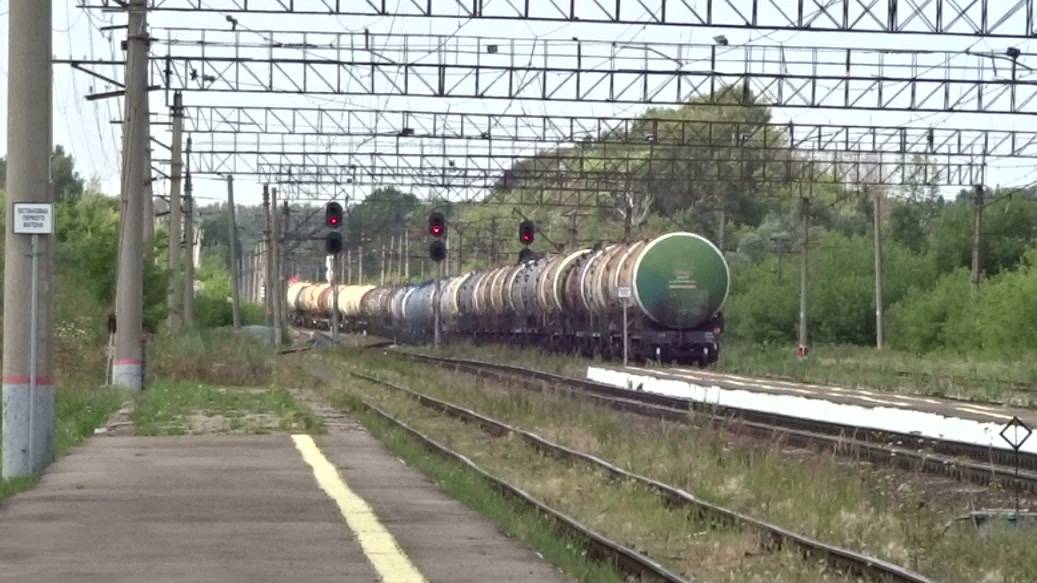 Электровоз 2ЭС5К-490 с наливным поездом проходит станцию Окская, Нижегородская область