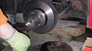 Toyota Yaris 1.0 VVT-i 2006r. - wymiana tarcz i klocków hamulcowych przód