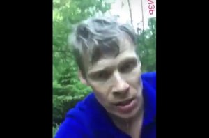 Покрошил в салат петрушки
