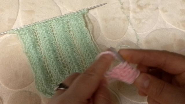 Узор два ряда, спицами. Вертикальные ажурные полоски /3.