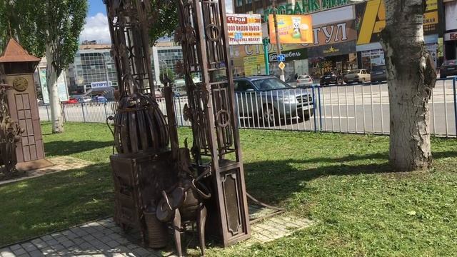 Прошла по Аллее кованых фигур в Луганске