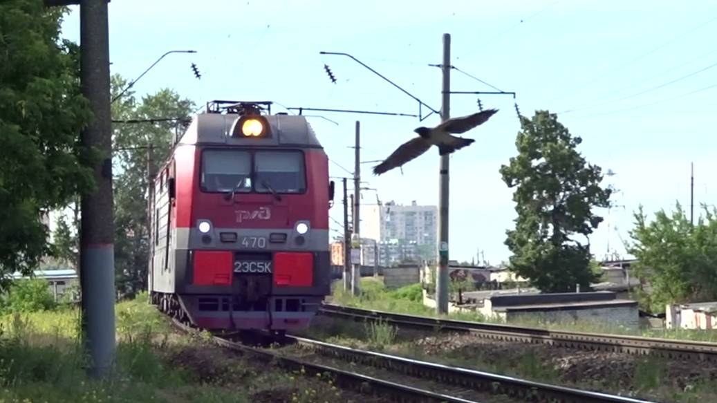 Электровоз 2ЭС5К-470 с грузовым поездом из полувагонов