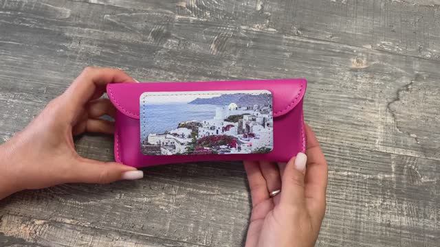 Обзор на Футляр для очков с принтом Морской городок цвета фуксии. Жесткий каркас, вместительный