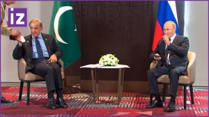 Путин помог премьеру Пакистана разобраться с наушником для перевода / Известия