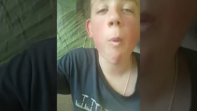 Я ем салат из огурцов