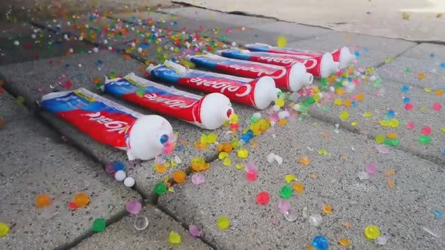 Машина давит предметы колесом 2