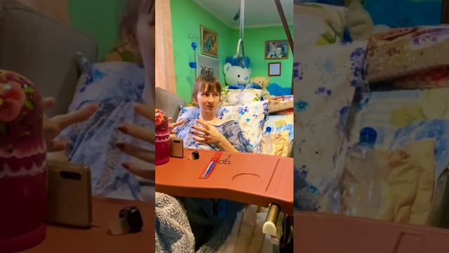 Вчера навестили Машу. У нее новое хобби - вязание. Лучезарный человечек, никогда не унывает.